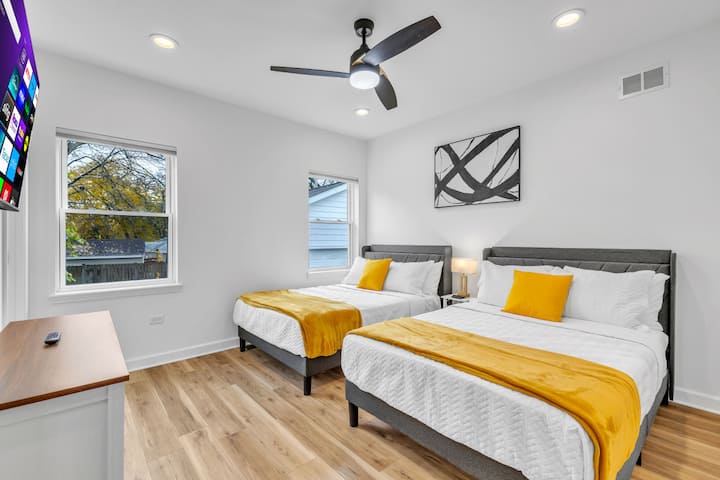 Elgin Escape –Near Train, Parks & Restaurants - Elgin, IL