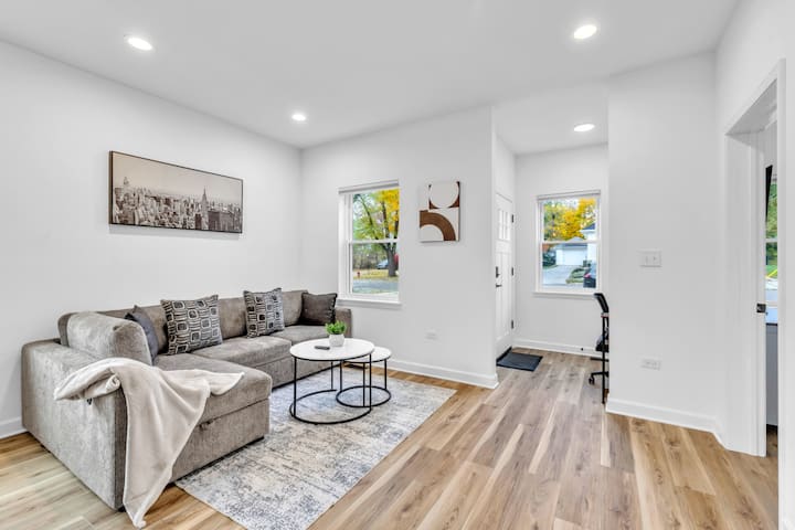 Elgin Escape –Near Train, Parks & Restaurants - Elgin, IL