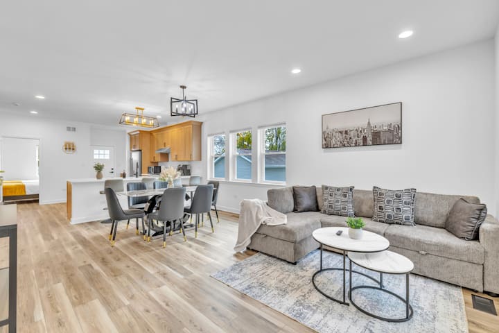 Elgin Escape –Near Train, Parks & Restaurants - Elgin, IL