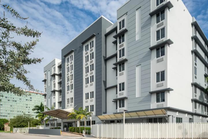 Near Loandepot Park + Free Breakfast. Pool. Gym. - Miami