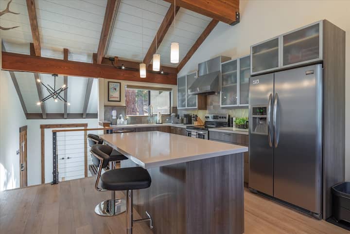 Dog Friendly, Modern Condo By Shuttle Stop! - Carnelian Bay, CA