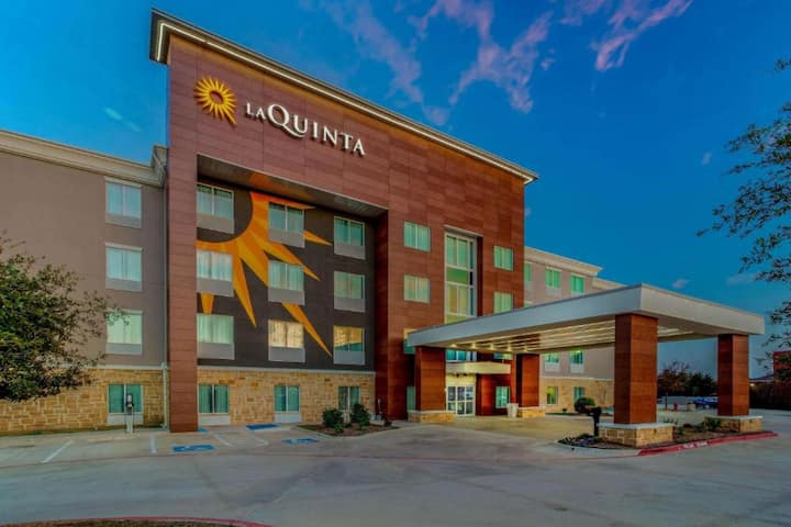 Pet Friendly Stay | Pool. Free Breakfast + Parking - Roanoke, TX