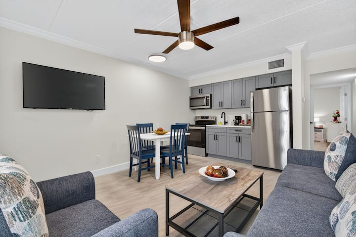 Coastal Hideaway Steps From Madeira Beach - Madeira Beach, FL