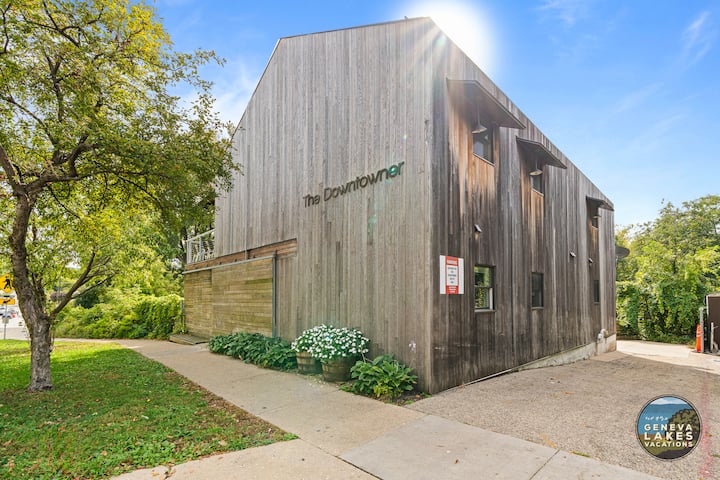 The Downtowner | 9br Fun Hub In Downtown Lake Gene - Lake Geneva