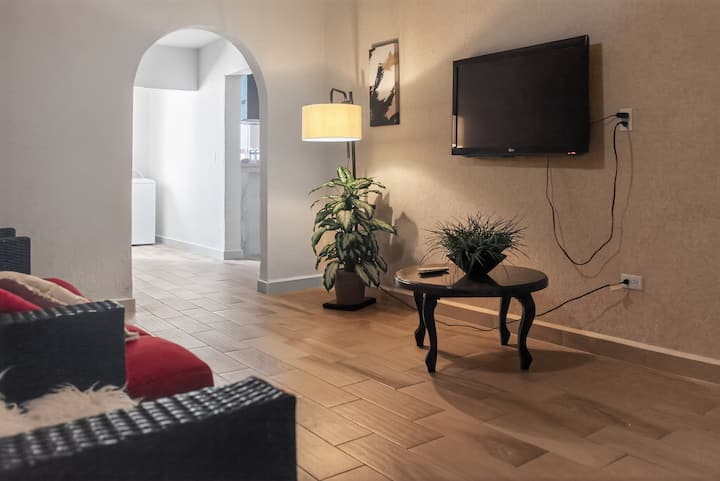 Casa Lupita | Cochera + Usa A 5 Minutos - Brownsville, TX