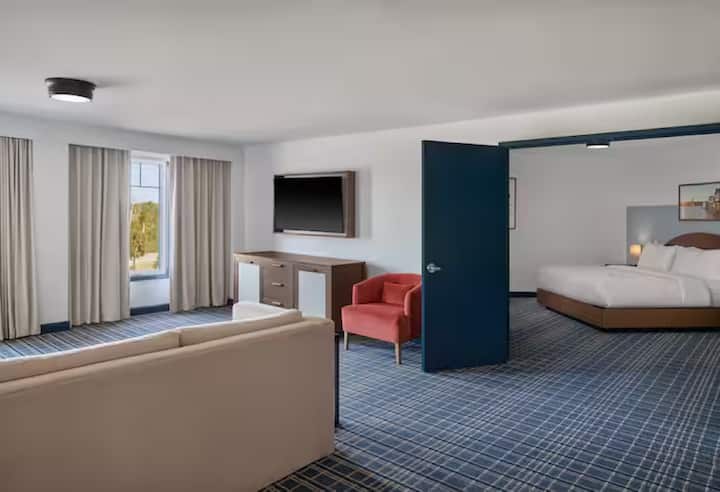 Relax In Style Beside The Calm Of The Lake - Canandaigua, NY