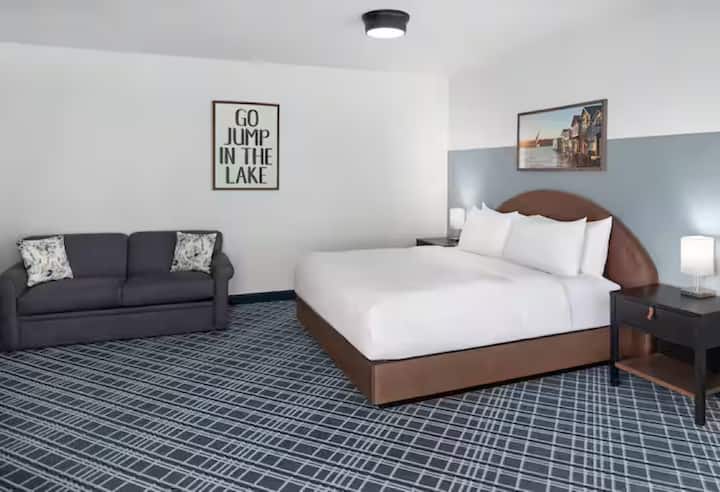 Relax In Style Beside The Calm Of The Lake - Canandaigua, NY