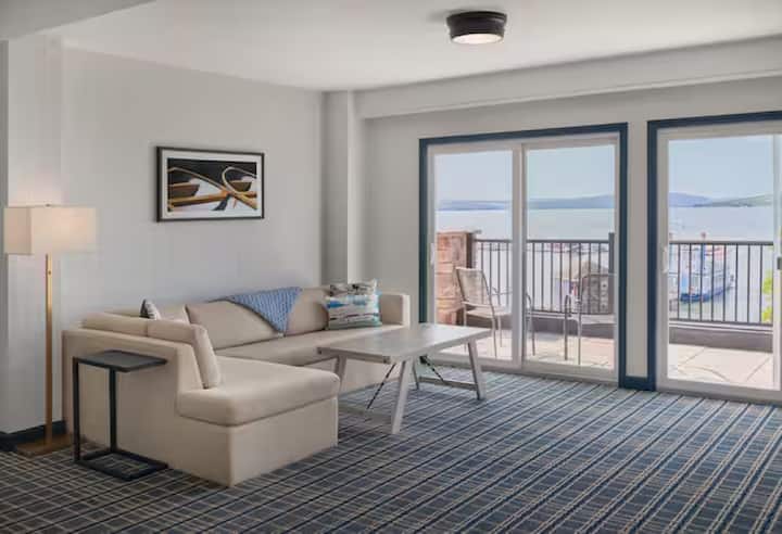 Relax & Unwind With Lake Views And Outdoor Pool - Canandaigua, NY