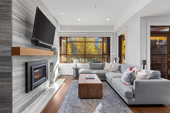 Townhouse Near Creek W/ Hot Tub & Media Room - ウィスラー