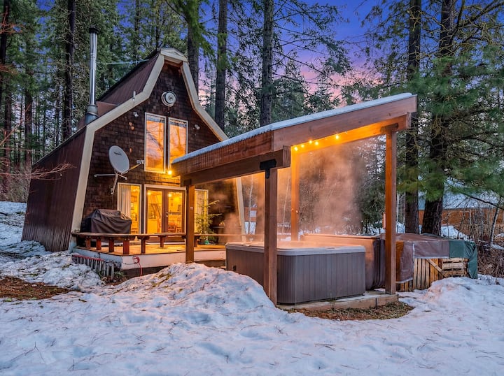 Creekfront Cabin W/ Hot Tub Near Lake Wenatchee - Lake Chelan, WA