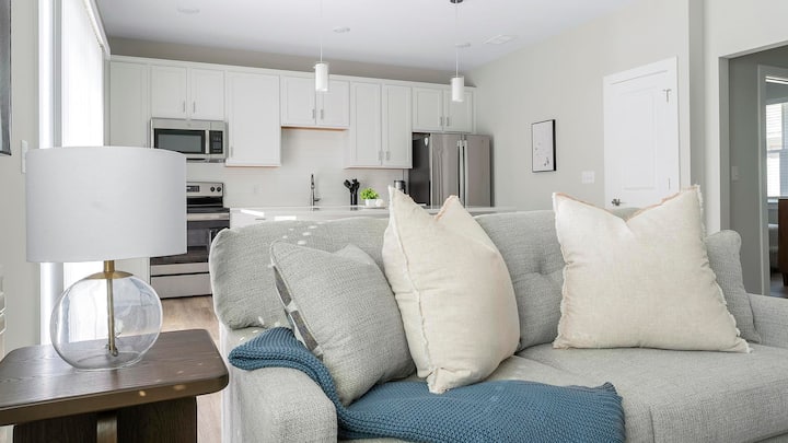 Landing | Stylish 2bd, Gym, Courtyard - Harrisburg, NC