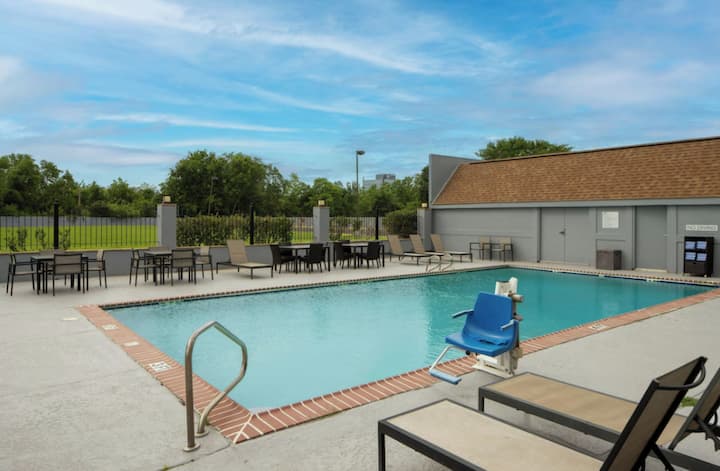 Close To Downtown | Free Breakfast & Parking - New Orleans, LA