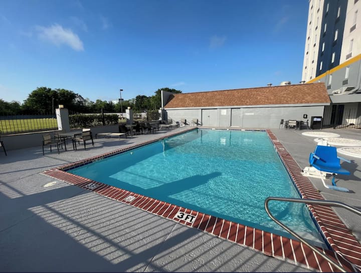 Minutes From French Quarter | Free Breakfast+pool - Louisiana