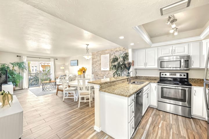 Gertrude's Siesta | Palm-view Pools Private-beach! - Siesta Key, FL