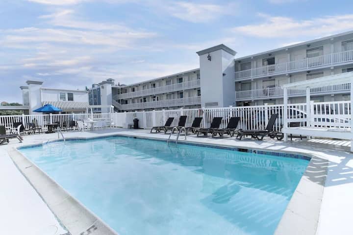 Walk To Neptune Statue | Free Parking + Pool - Virginia Beach, VA