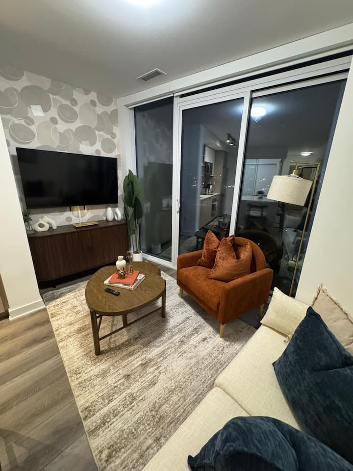 Modern West Getaway 2br Condo W/ Patio & Parking - Toronto