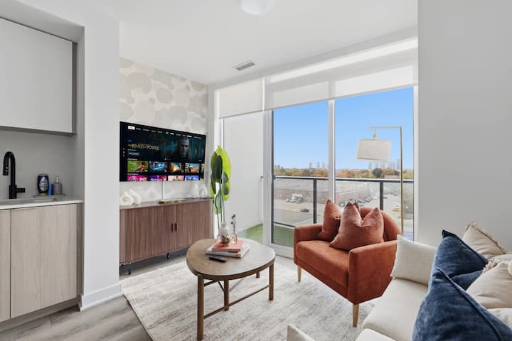 Modern West Getaway 2br Condo W/ Patio & Parking - Toronto