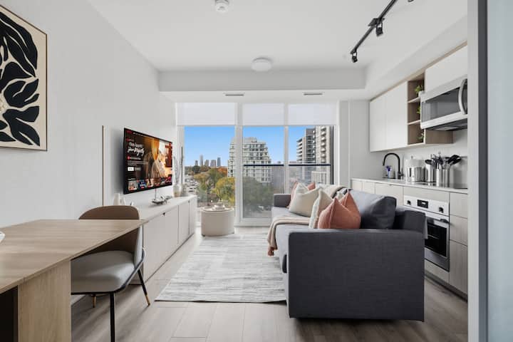 Cozy 2br Condo W/ Free Parking & City Views - Toronto
