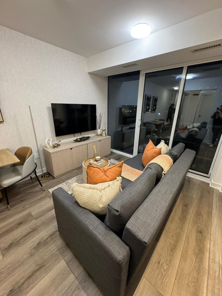 Modern Unit 2br Condo W/ Free Parking & City Views - 256