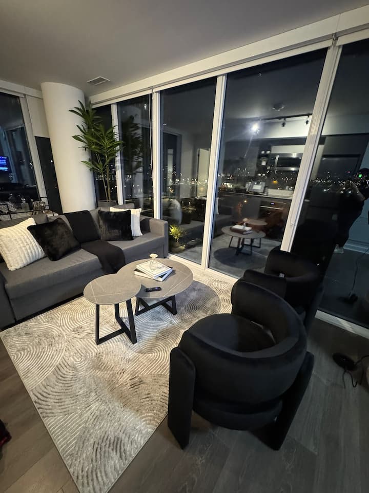 Chic Spacious Retreat 3br Condo W/ Patio & Parking - Toronto
