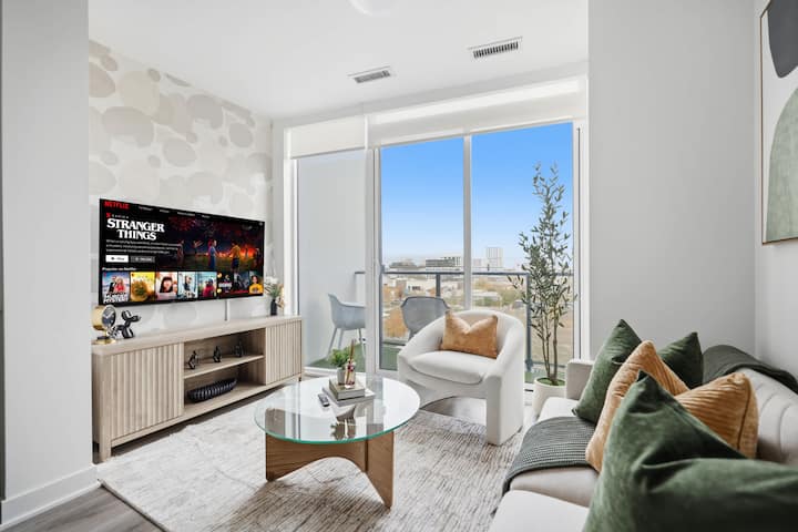 Elegant 2br Condo | 55” Tv W/ Parking & City Views - 256
