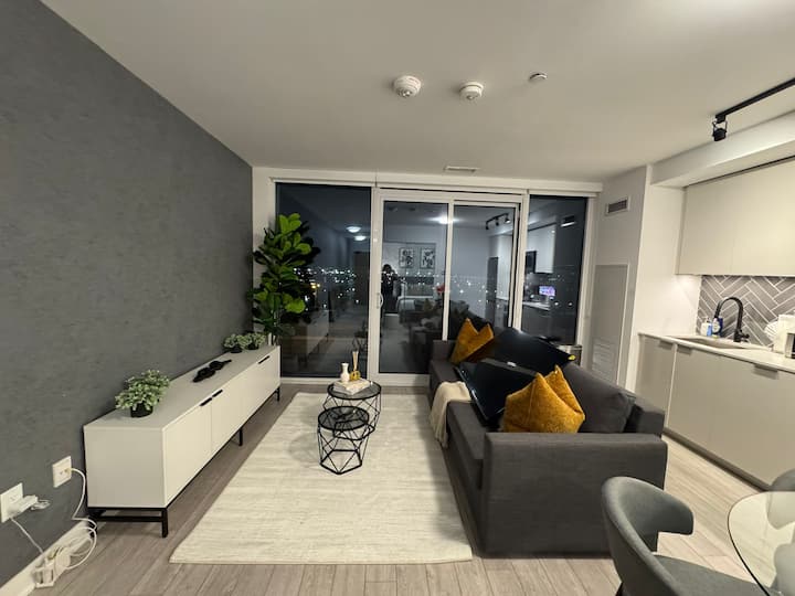 Chick Unit | 2br Condo W/parking & City Views - 256