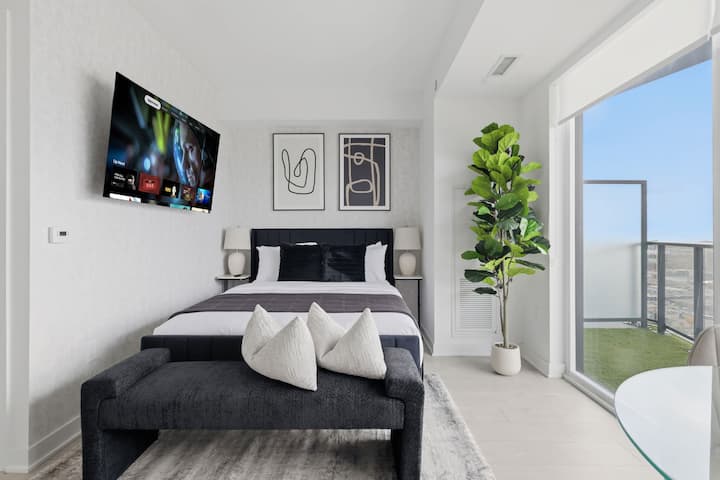Skyline Studio W/stunning City Views & Parking! - Toronto