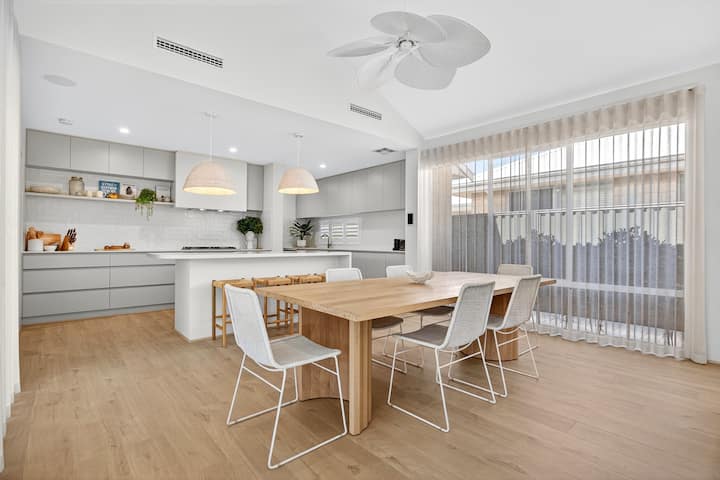Coastal Luxe 4-bed House In Madora Bay - Mandurah