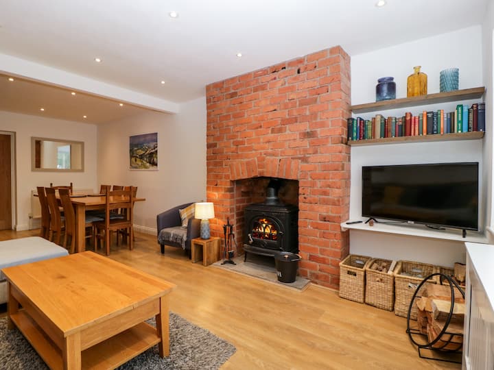 17 Sands Close - Broadway