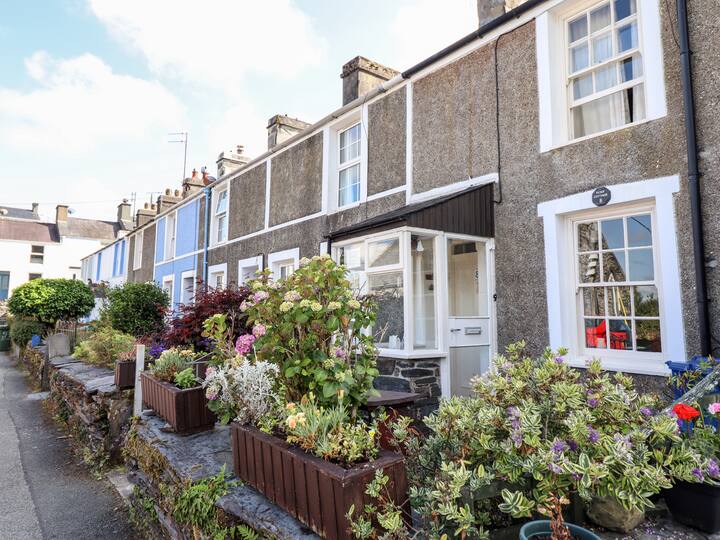 Pump Cottage, 8 Glyn Terrace - Porthmadog