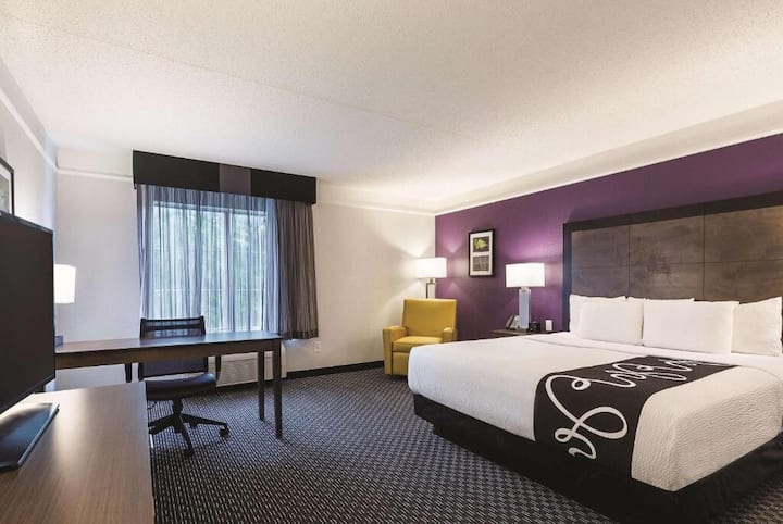 La Quinta Plano West | King Room | Free Parking - Plano, TX