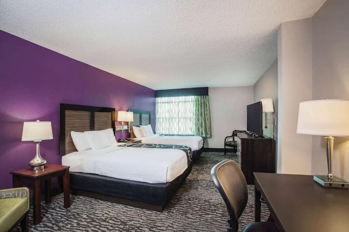 La Quinta Clearwater| Family Room| Free Breakfast - St. Petersburg, FL