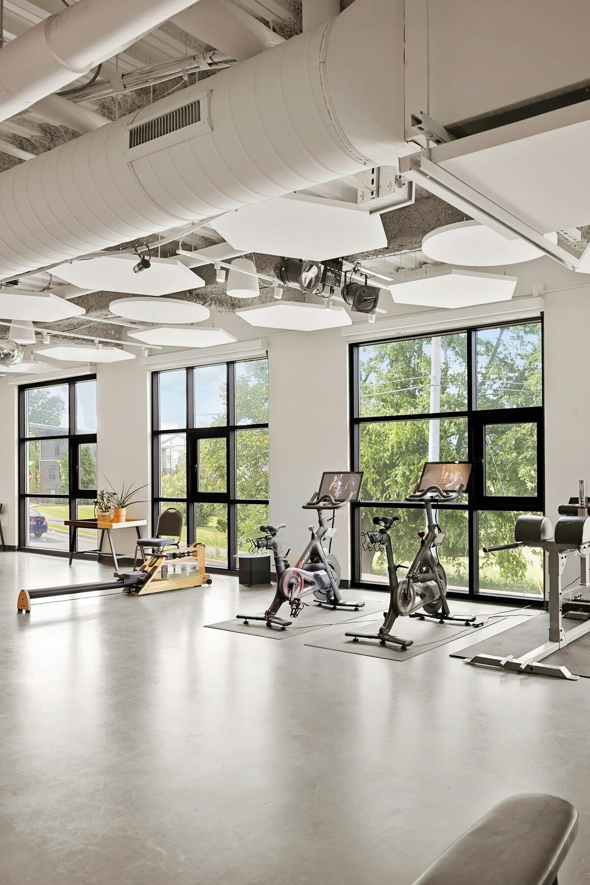 Queen studio in the city’s new art district - Airbnb