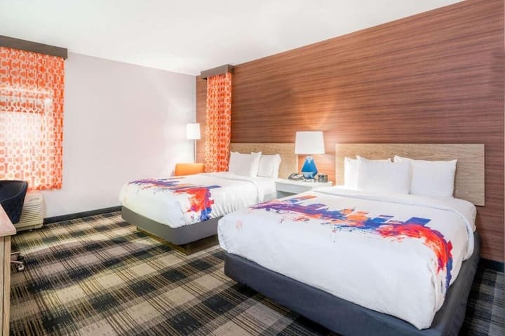 La Quinta Okc Airport | Pet-friendly Family Room - Oklahoma City, OK