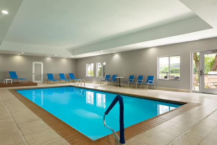 1 King Bed | La Quinta Columbus | Shopping Fun - Columbus, IN