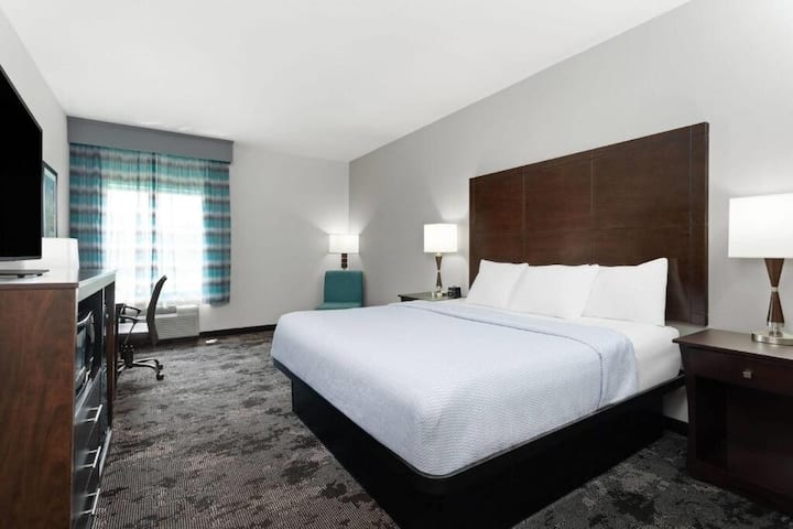 La Quinta Columbus | King Room | Free Parking - Columbus, IN