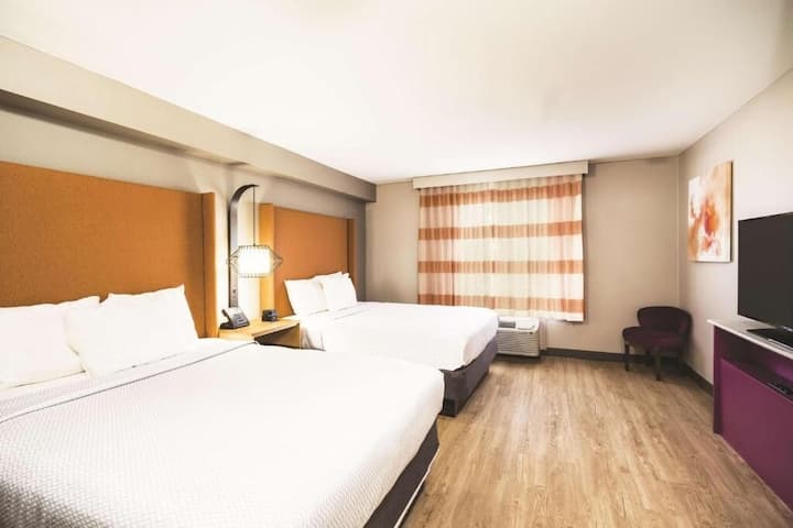 2 Queen Suite | La Quinta Hamilton | Free Parking - Chattanooga, TN