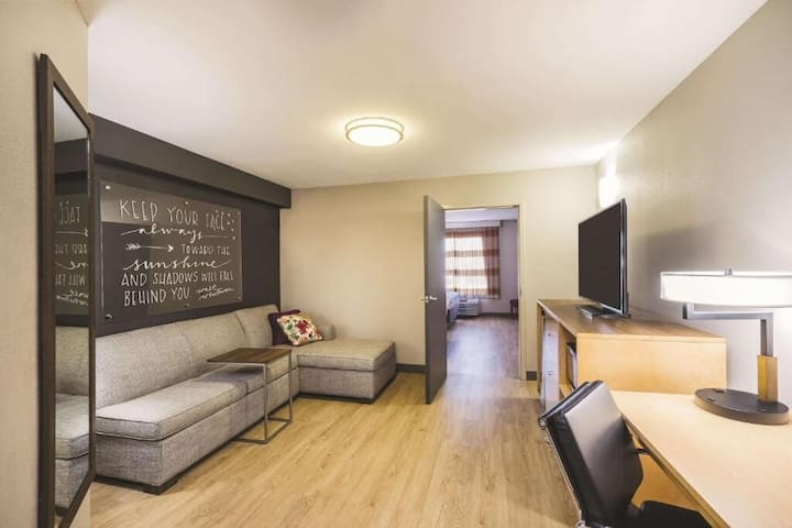 2 Queen Suite | La Quinta Hamilton | Free Parking - Chattanooga, TN