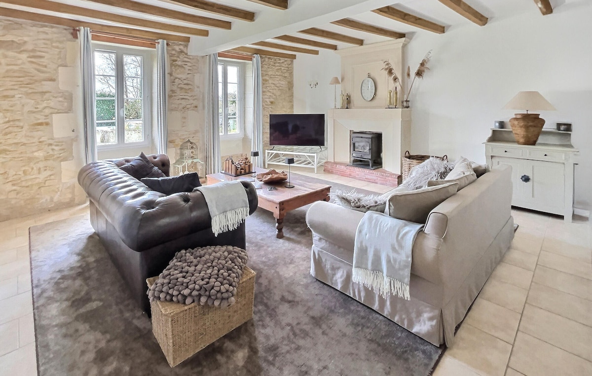 Luxueuse maison avec piscine - Maisons à louer à Cravans, Nouvelle ...