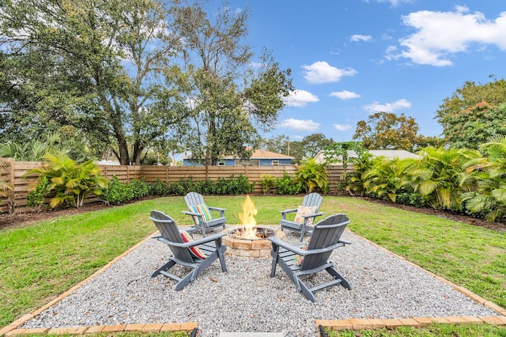 Sun And Sand Lodge | Fire Pit + Screened-in Porch - Lakewood Ranch