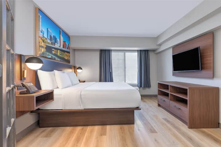 La Quinta Dfw North | King Room | Airport Shuttle - Grapevine, TX