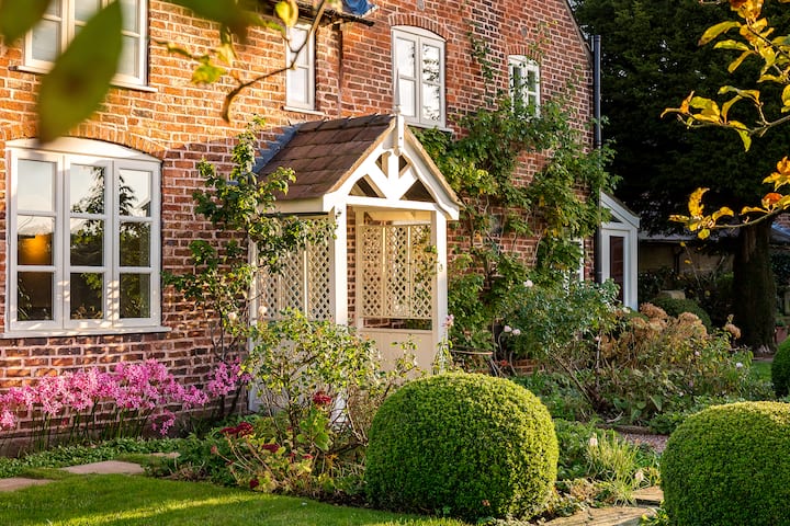 Wheelwrights Cottage - Tarporley