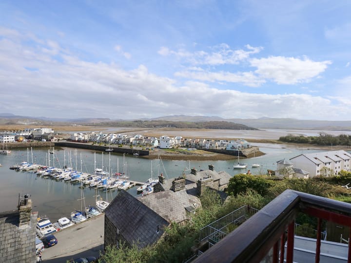 Captain's Rest - Borth Y Gest