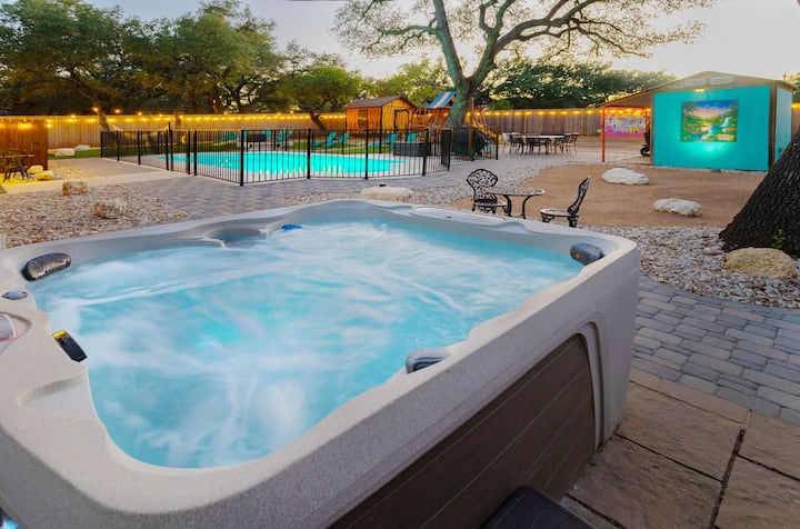 Jungle Haven, Heated Pool, Fun For 12 - Johnson City, TX