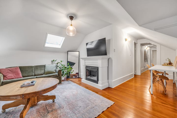 *Penthouse* *New* Converted Mansion Suite! - Vancouver