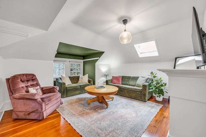 *Penthouse* *New* Converted Mansion Suite! - Vancouver