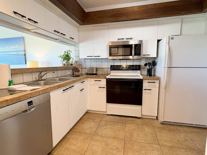 Private Balconies, Walk To Beach, Heated Pool - Holmes Beach, FL
