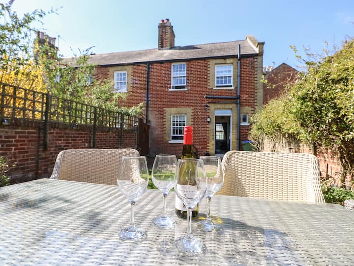 7 Coastguard Cottages - Bognor Regis