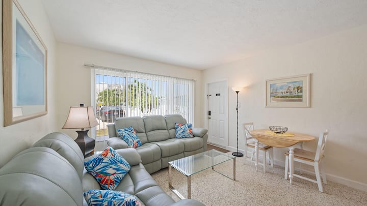 No Car Needed! Walk To Beach, Pool, Nightlife - Siesta Key, FL