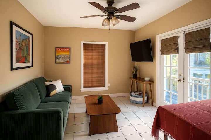 Walk To Downtown! Cozy 2-br Getaway & Balcony View - St. Augustine, FL
